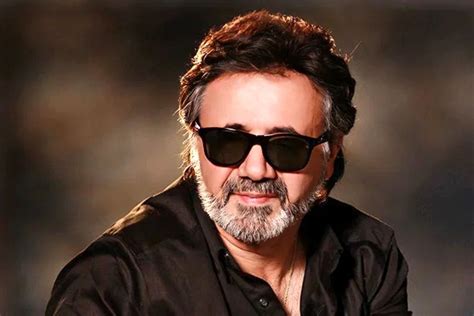 عکس سفر در زمان؛ روزی که معین بدون عینک کنسرت برگزار کرد؛ دهه 60