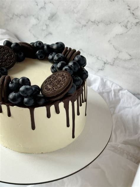 Торт на день Рождения с ягодами и шоколадными подтеками Cake