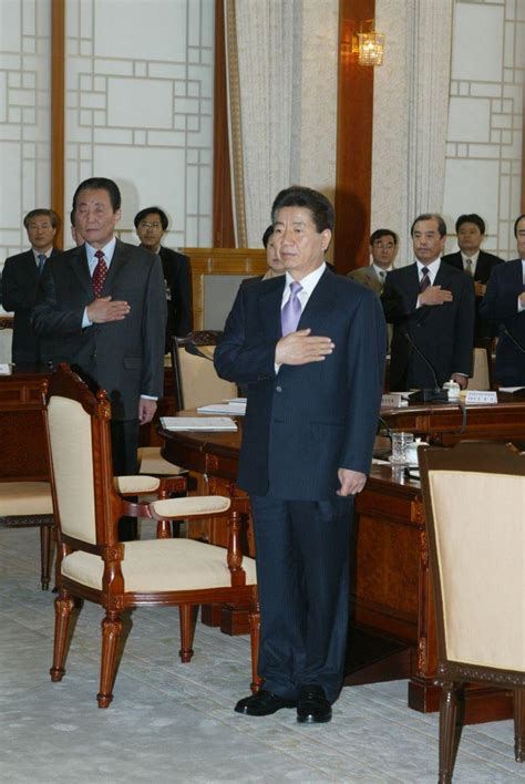 [노무현사료관] [제28회 국정과제회의에서 국민의례하는 노무현 대통령]