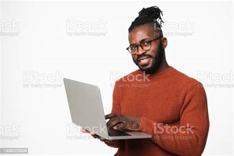 젊은 아프리카 계 미국인 사업가 프리랜서 프로그래머 타이핑 노트북에서 원격으로 작업 전자 학습 흰색 배경에 고립 된 온라인