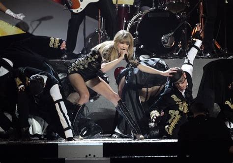 Taylor Swift Strips Off During Live Performance At Brit Awards 2013