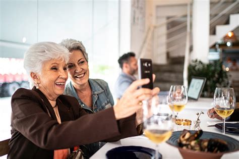 레스토랑에서 점심을 먹으면서 셀카를 찍는 선임 친구 여성 60 64세에 대한 스톡 사진 및 기타 이미지 60 64세 70 79세 가족 Istock