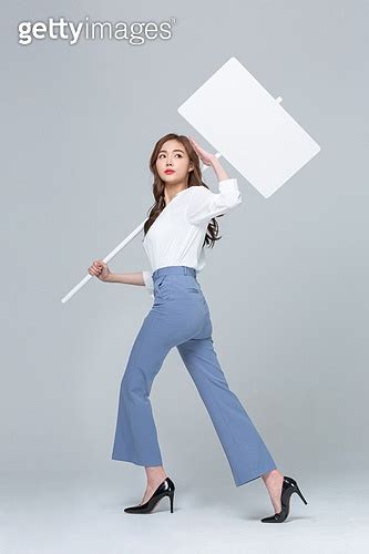 성인 인간의나이 한명 메시지 정보매체 표지판 광고게시판 판 인조물건 플래카드 안내판 안내판 비즈니스 주제 게시판 사무용품 화이트보드