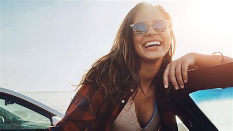 휴가 모험 또는 주말 휴가를 여행하기 위해 자동차로 여자의 행복한 도로 여행과 초상화 여름의 자유에 일몰을 감상하기 위해 차량으로 미소 야외 및 여성 사람 20 24세에