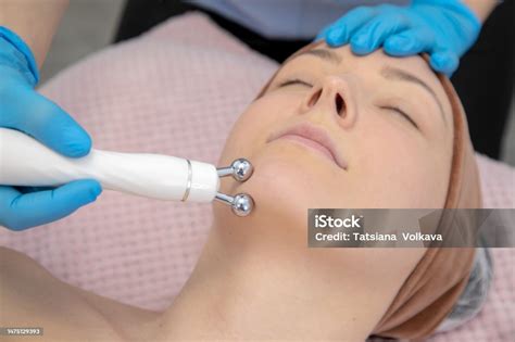 크롭 클로즈업 미용사 피부과 의사 장갑에 손을 넣어 수소 얼굴 정화 및 클렌징을 적용 작업 장비에 대한 스톡 사진 및 기타 이미지 작업 장비 피부미용사 건강관리와