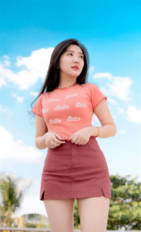 ကျစ်လစ်လှပတဲ့ ခန္ဓာကိုယ်ထက်မှာပေါ့ပါးတဲ့အဝါရောင်ဝတ်စုံလေးနဲ့အသည်းယားစရာကောင်းနေပြီး ဆွဲဆောင်မှုရ