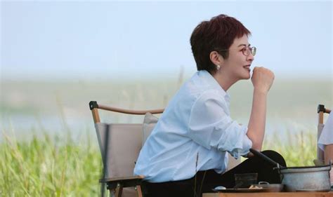 《再见爱人4》：张泉灵为啥忍不住表情管理？理由太好笑了张泉灵再见爱人4表情新浪新闻