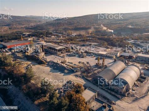 창 고 건물 트럭 산업 장비 무거운 수송 건축 재료의 생산 산업 분야의 무인 항공기에서 공중 보기 0명에 대한 스톡 사진 및 기타 이미지 Istock