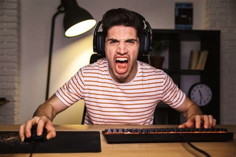 Retrato De Chico Gamer Irritado Enojado Gritando Mientras Juega