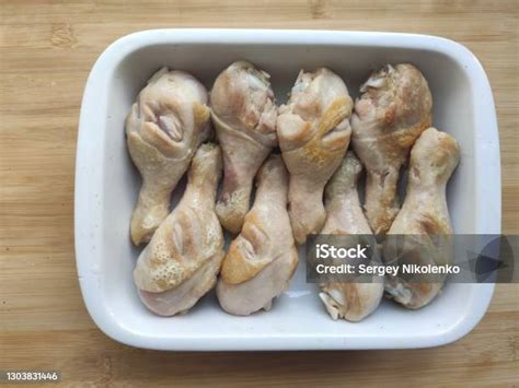 신선한 닭 다리는 나무 배경에 세라믹 베이킹 접시에 레몬 향신료와 허브와 오븐에서 굽기 전에 가금류에 대한 스톡 사진 및 기타 이미지 Istock