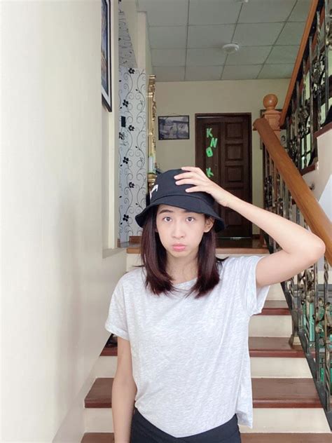 နေပြည်တော်ကဝယ်လာတဲ့ ပေါင်မုန့်လေးတွေကို ဆွမ်းလောင်းလှူပြီး မနက်စောစောမှာ ကောင်းမှုကုသိုလ်တွေပ