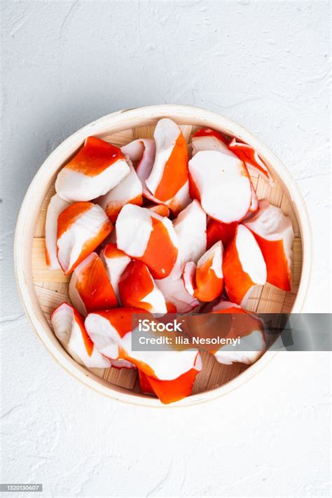 신선한 게 고기 스틱 수리미 와 푸른 수영 게 나무 트레이에 흰색 배경에 상단 보기 플랫 평지 연육에 대한 스톡 사진 및 기타 이미지 Istock