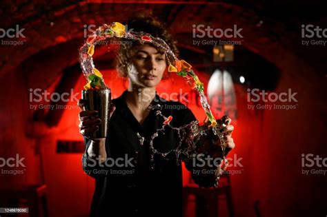 감귤류와 민트 조각으로 튀는 음료와 셰이커를 들고 있는 여성 바텐더 레몬에 대한 스톡 사진 및 기타 이미지 레몬 칵테일