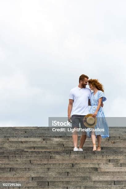 빨강 머리 남자 여자 친구를 포용 하 고 흐린 하늘에 대 한 계단을 걷고 걷기에 대한 스톡 사진 및 기타 이미지 걷기 계절 남자 Istock