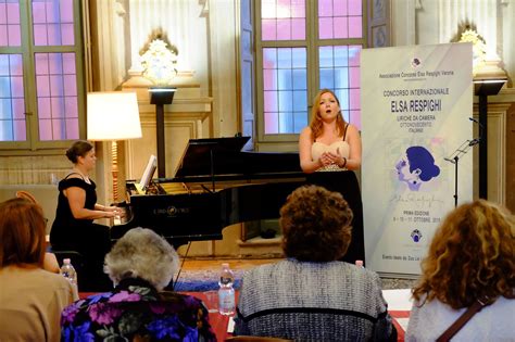 Светът се събужда без да бърза Бяло спокойствие на утрото Събудете се и вдъхнете зората с