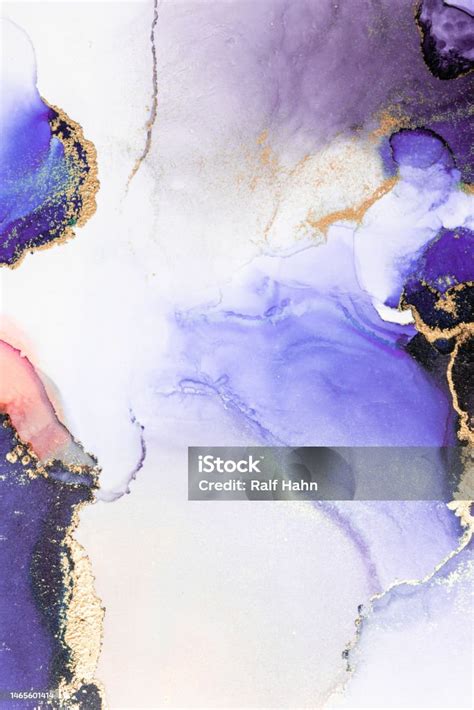 보라색 금색 추상적인 배경은 종이에 대리석 액체 잉크 아트 그림입니다 고품질 종이 질감에 원본 작품 수채화 알코올 잉크 페인트의 이미지 0명에 대한 스톡 사진 및 기타