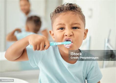 치과 치료 치아 관리 또는 구강 건강을 위해 집 욕실에서 치아를 청소하고 닦는 것을 배우는 초상화 칫솔을 사용하는 어린이를위한 아침 일과 아동 발달 및 생활 기술 교육