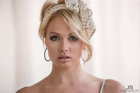 배경 화면 얼굴 여자들 금발의 웨딩 드레스 Js Fotoshoot 머리 장식 투구 헤어 스타일 겉옷 패션 액세서리 신부 의류 헤어 액세서리 신부