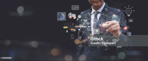 디지털 마케팅 글로벌 비즈니스 사물의 Iot 인터넷 비즈니스 전략 개념 기술 아이콘으로 글로벌 네트워크를 터치하는 사업가 50 54세에 대한 스톡 사진 및 기타 이미지