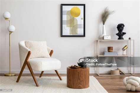 모의 포스터 흰색 안락 의자 램프 콘솔라 및 개인 액세서리가있는 조화로운 거실의 인테리어 디자인 베이지 색 벽 가정 장식 템플렛