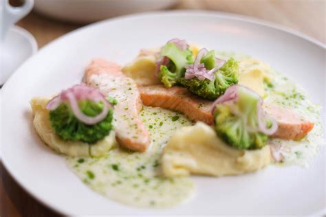 건강한 식사 고급 다이닝 균형 잡힌 식단 꽃 장식 다채로운 플래터 도금된 식사 러스틱 레스토랑 스타일 레스토랑