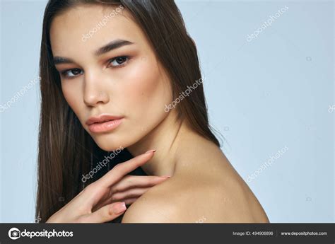 迷人的女人赤裸的肩膀明亮的妆容白皙的皮肤 图库照片ShotStudio494906896