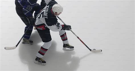 눈 속에서 스키를 타는 두 사람 사진 Unsplash의 하키 이미지