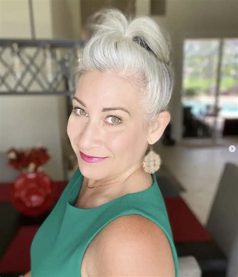 Best Colors To Wear With White Hair So You Look Marvelous Beautiful Life