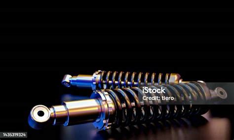 โช้คอัพรถยนต์บนพื้นหลังสีเข้ม ภาพสต็อก ดาวน์โหลดรูปภาพตอนนี้ โช้คอัพ รถยนต์ ยานยนต์ ช่วง