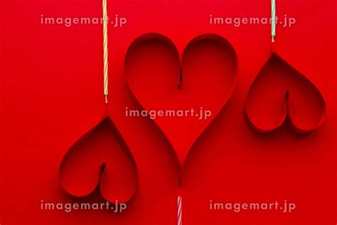 赤い背景と赤いリボンのハートとろうそくの写真素材 183492221 イメージマート