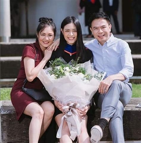 คิดว่าน้องสาว เกรซ ชนินทร ภรรยา หมู ดิลก สวยโกงอายุมาก