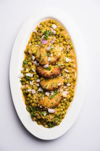 Ragda Pattice는 인기 있는 길거리 음식 또는 채팅 감자 버거의 만든 강판 그릇 이나 타마린드와 실 란 트 처트니와 함께 세라믹 접시에 봉사 감자 요리에 대한 스톡