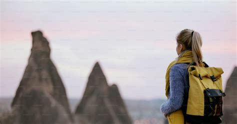 여행하다 배낭을 메고 자연을 여행하는 여자 터키의 스톤스 밸리에서 소녀 고해상도 사진 Unsplash의 배낭 이미지