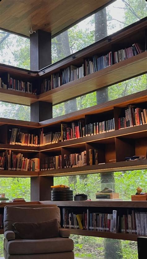 Sala De Estar Con Estanterías De Madera Y Libros