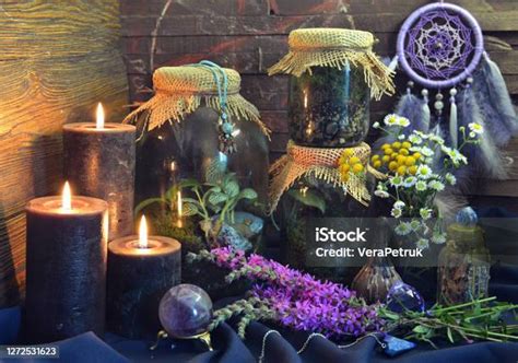마녀 테이블에 식물과 허브와 검은 양초 병과 항아리와 여전히 생활 개체 그룹에 대한 스톡 사진 및 기타 이미지 개체 그룹 건강관리와 의술 검은색 Istock