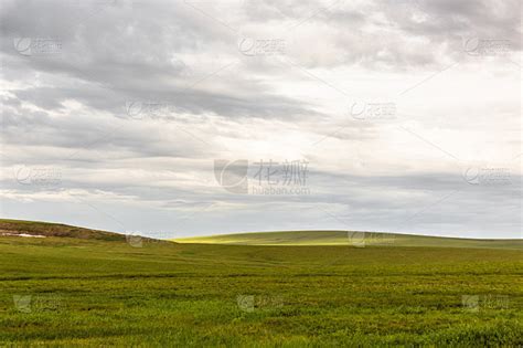 阿拉斯加北部的北极苔原一场夏季风暴袭来
