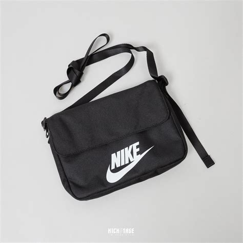 Nike W Nsw Futura 365 黑白 可調式 掀蓋包 側背包 小方包 斜背包【cw9300 010】ks 蝦皮購物