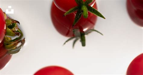 흰색 표면에 붉은 체리 과일 사진 Unsplash의 무료 토마토 이미지