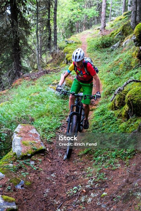 아름 다운 아오스타 계곡에 있는 스포티 한 마운틴 바이 커 여자 산악 자전거 자전거 타기에 대한 스톡 사진 및 기타 이미지 산악 자전거 자전거 타기 여자 한 명의