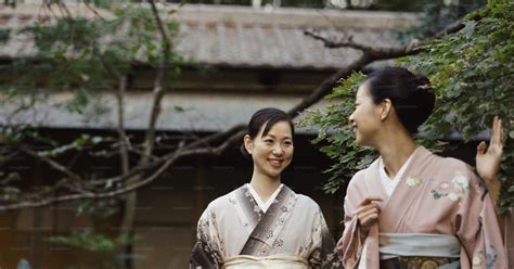 나란히 서 있는 두 명의 여성 사진 Unsplash의 기모노 이미지