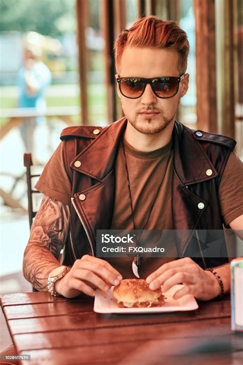 잘생긴 유행 Hipster 남자의 초상화 길가 카페 Dines 햄버거와 소 다를 주문 하는 테이블에 앉는 다 T 셔츠에 대한 스톡 사진 및 기타 이미지 Istock