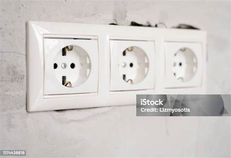 회색 콘크리트 벽 배경에 전기 Eu 소켓 콘센트입니다 아파트 또는 사무실에서 수리 전기 배선의 교체 보기를 닫습니다 0명에 대한 스톡 사진 및 기타 이미지 Istock