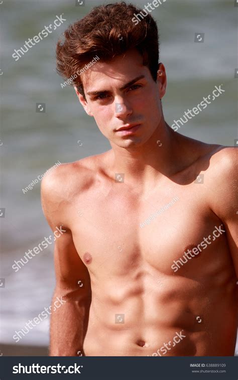 Beautiful Muscular Young Man Shirtless BeautifulẢnh Có Sẵn638889109