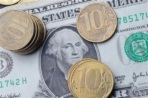 Аналитик Карпунин назвал закономерным падение курса доллара ниже 60 рублей