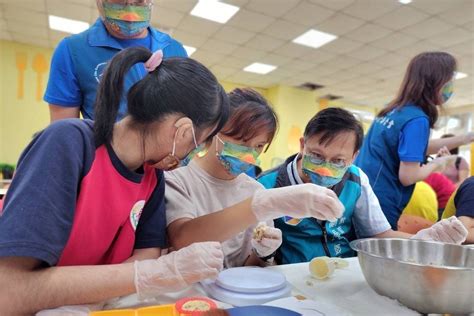 聯合傳愛 中秋傳情 北市特教生手作禮盒送愛到社區 國立教育廣播電臺Channel