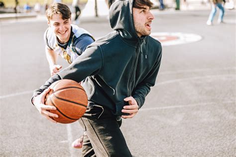 거리에서 스트리트 볼을 연주하는 사람들 농구와 스포츠 사진 도시 생활 개념 게임을 위해 공을 사용하는 사람 20 24세에 대한 스톡 사진 및 기타 이미지 Istock