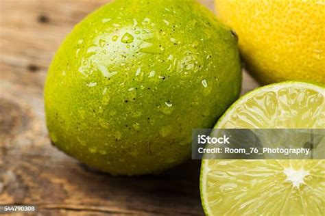 Lemon Segar Dan Berair Dan Jeruk Nipis Di Permukaan Kayu Foto Stok