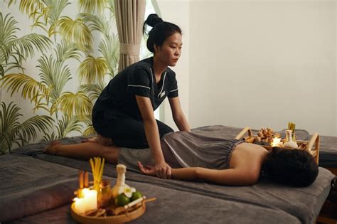 Premium Photo Masseuse Giving Thai Massage