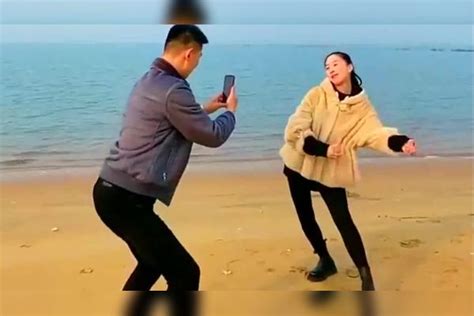 这老公也太逗比了，给老婆拍跳舞视频，结果他跳的比老婆还快乐