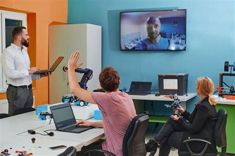 로봇 공학 실험실에서 함께 일하는 동료 그룹으로 로봇 공학 및 3d 프린팅의 복잡한 분야에 중점을 둡니다 연구 개발 엔지니어링 및 정밀 작업에 참여하면서 혁신에 대한 헌신을